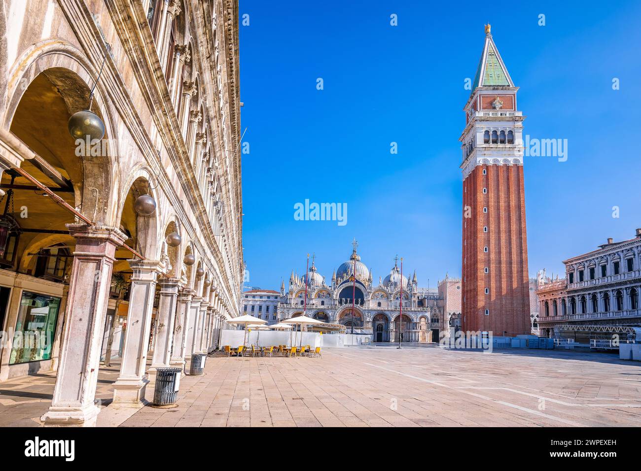Piazza San Marco square in Venice scenic architecture view, tourist ...
