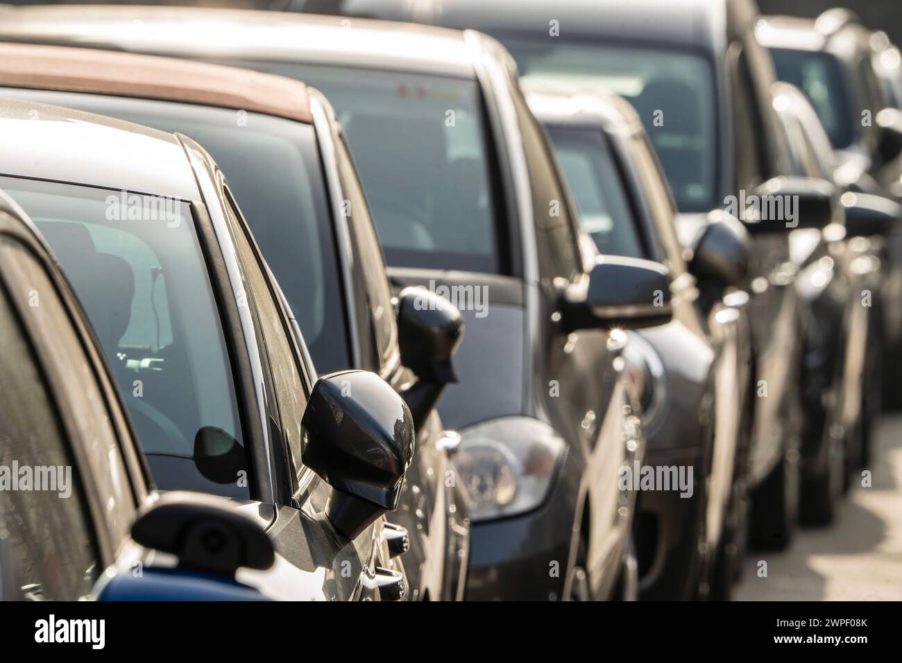 Auto parken an der Straße, München, März 2024 Deutschland, München ...