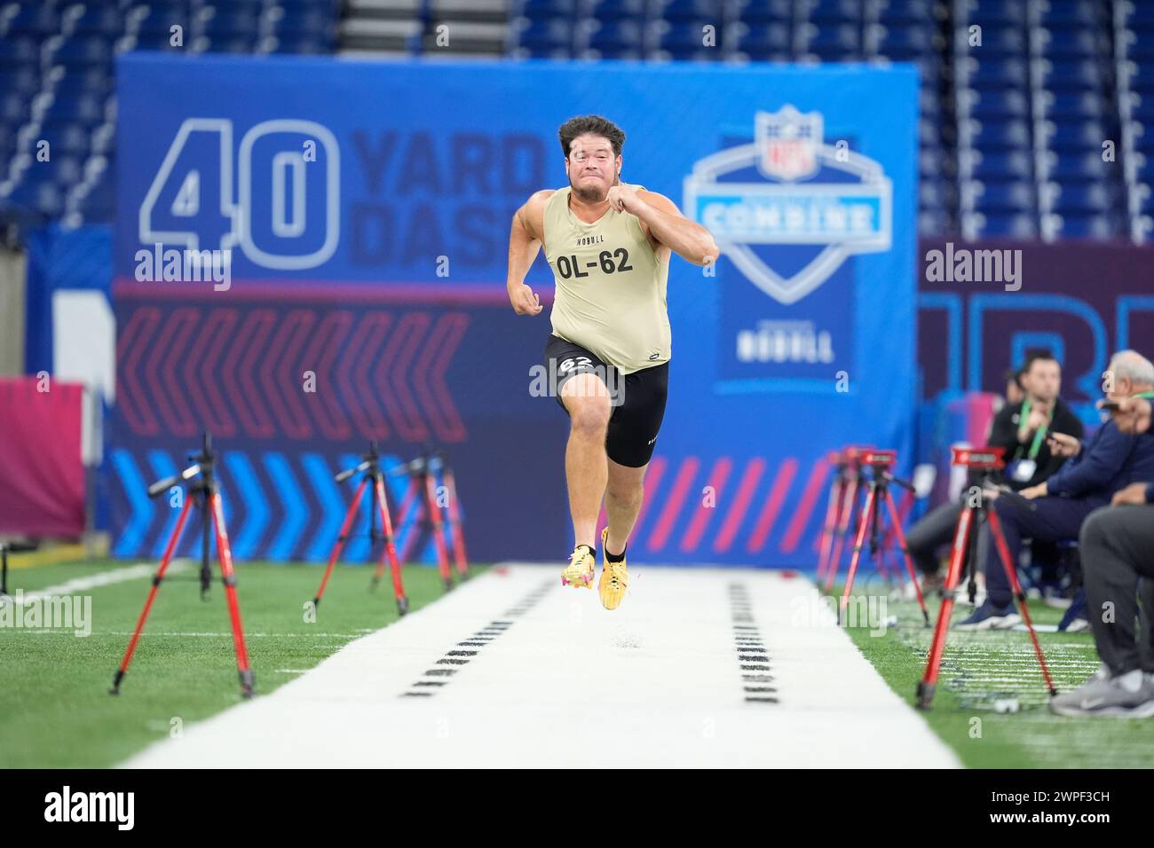 Washington offensive lineman Roger Rosengarten runs a drill at the NFL ...