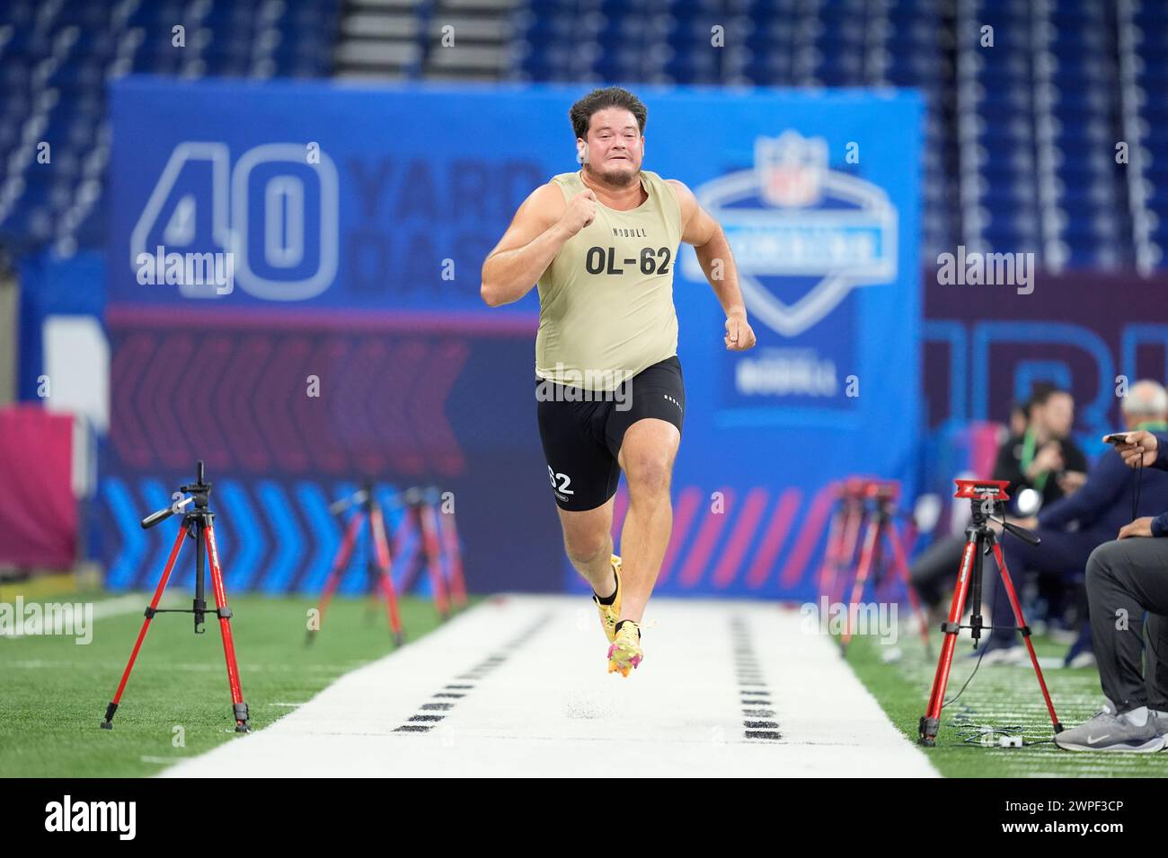 Washington offensive lineman Roger Rosengarten runs a drill at the NFL ...