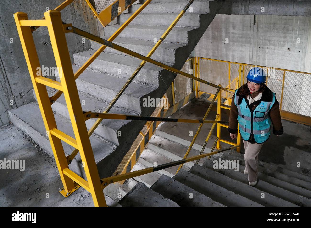 (240307) -- NANJING, March 7, 2024 (Xinhua) -- Li Xinxiu walks upstairs ...