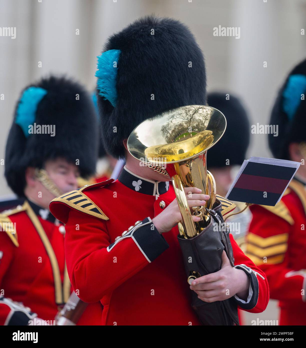 Guards check army uniforms hi-res stock photography and images - Alamy