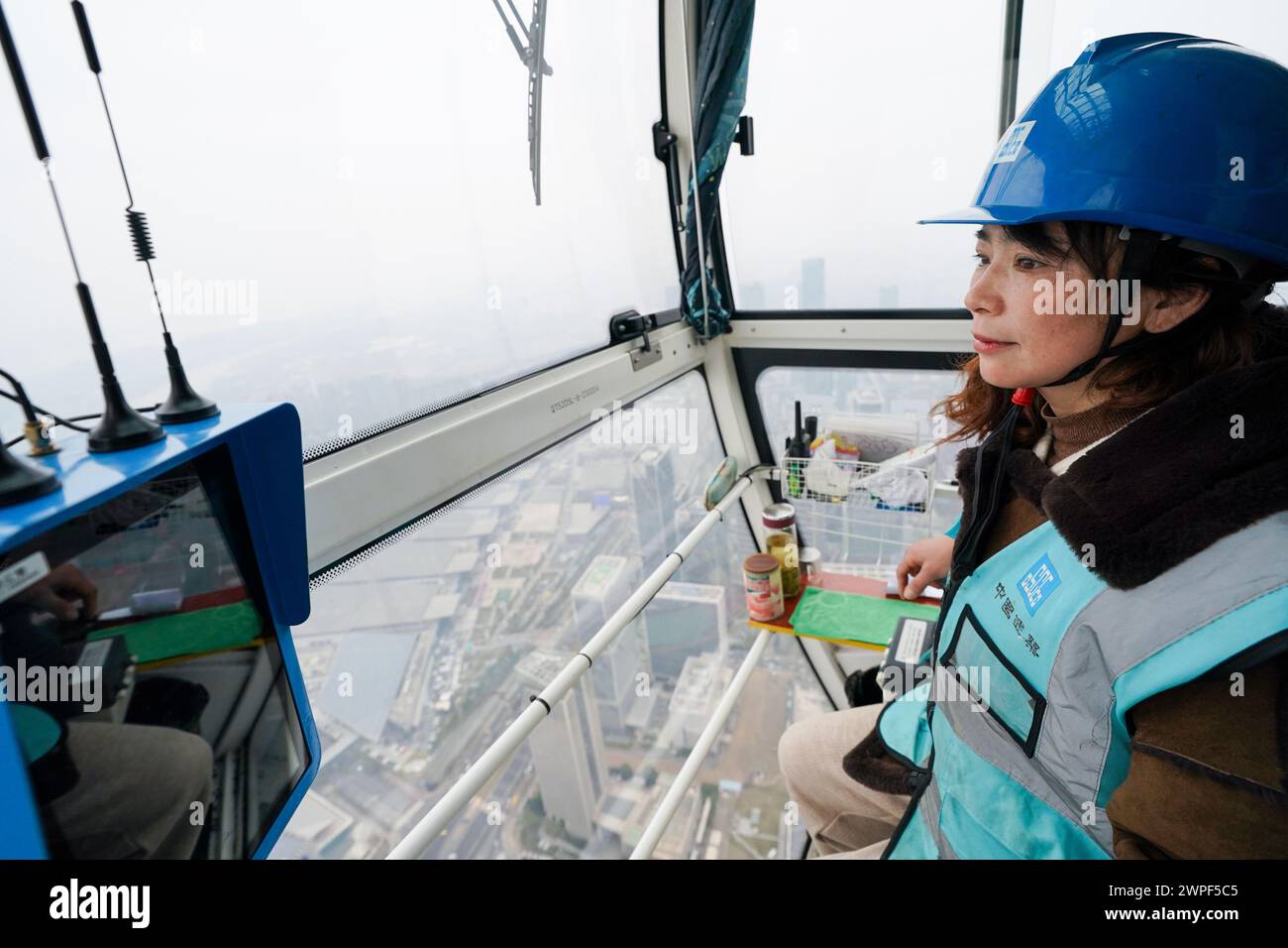 (240307) -- NANJING, March 7, 2024 (Xinhua) -- Li Xinxiu works in the ...