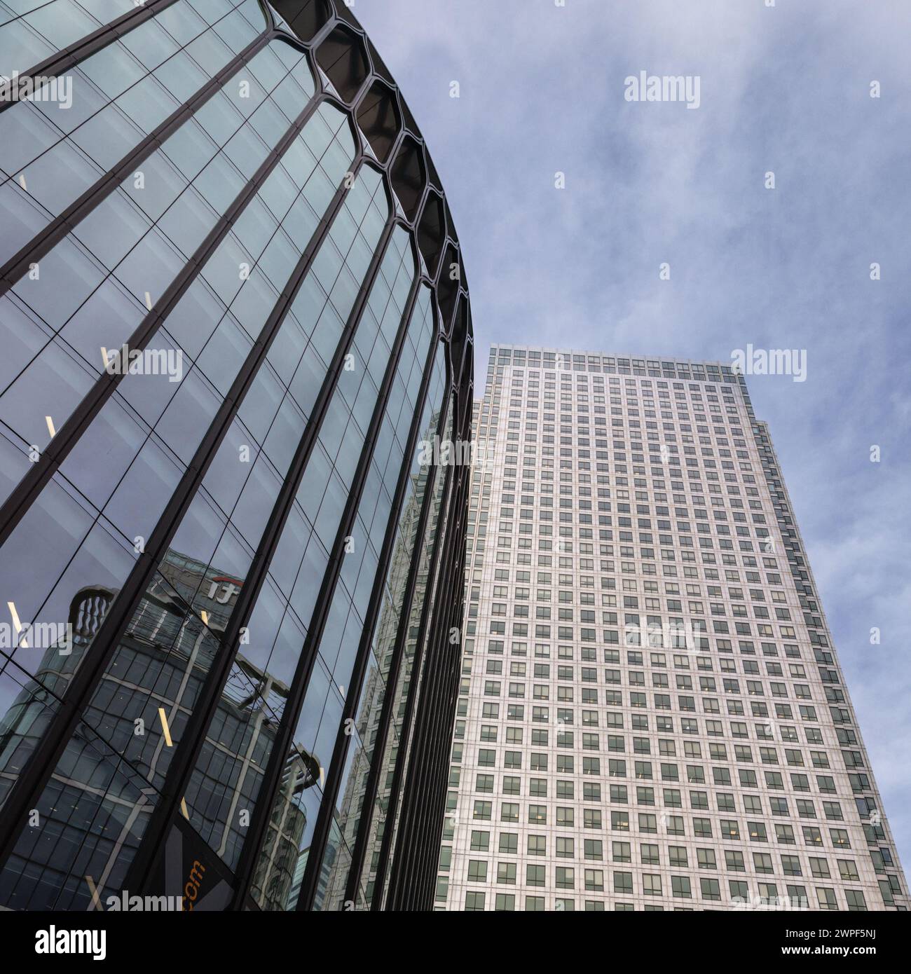 One Canada Square skyscraper and surrounding buildings in Canary Wharf ...