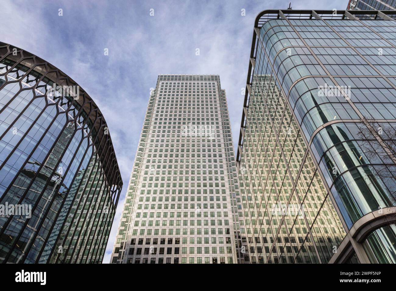 One Canada Square skyscraper and surrounding buildings in Canary Wharf ...