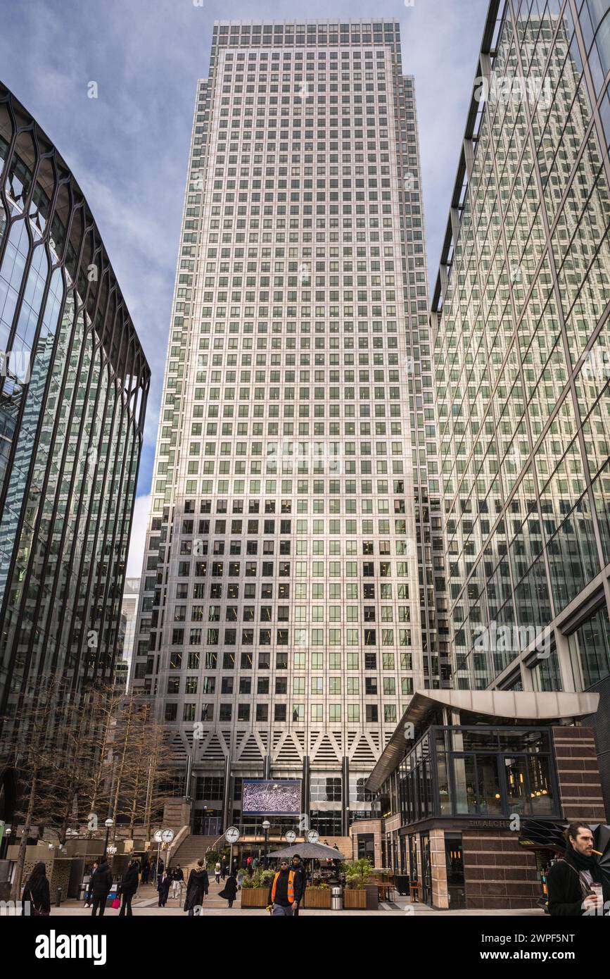 One Canada Square skyscraper and surrounding buildings in Canary Wharf ...