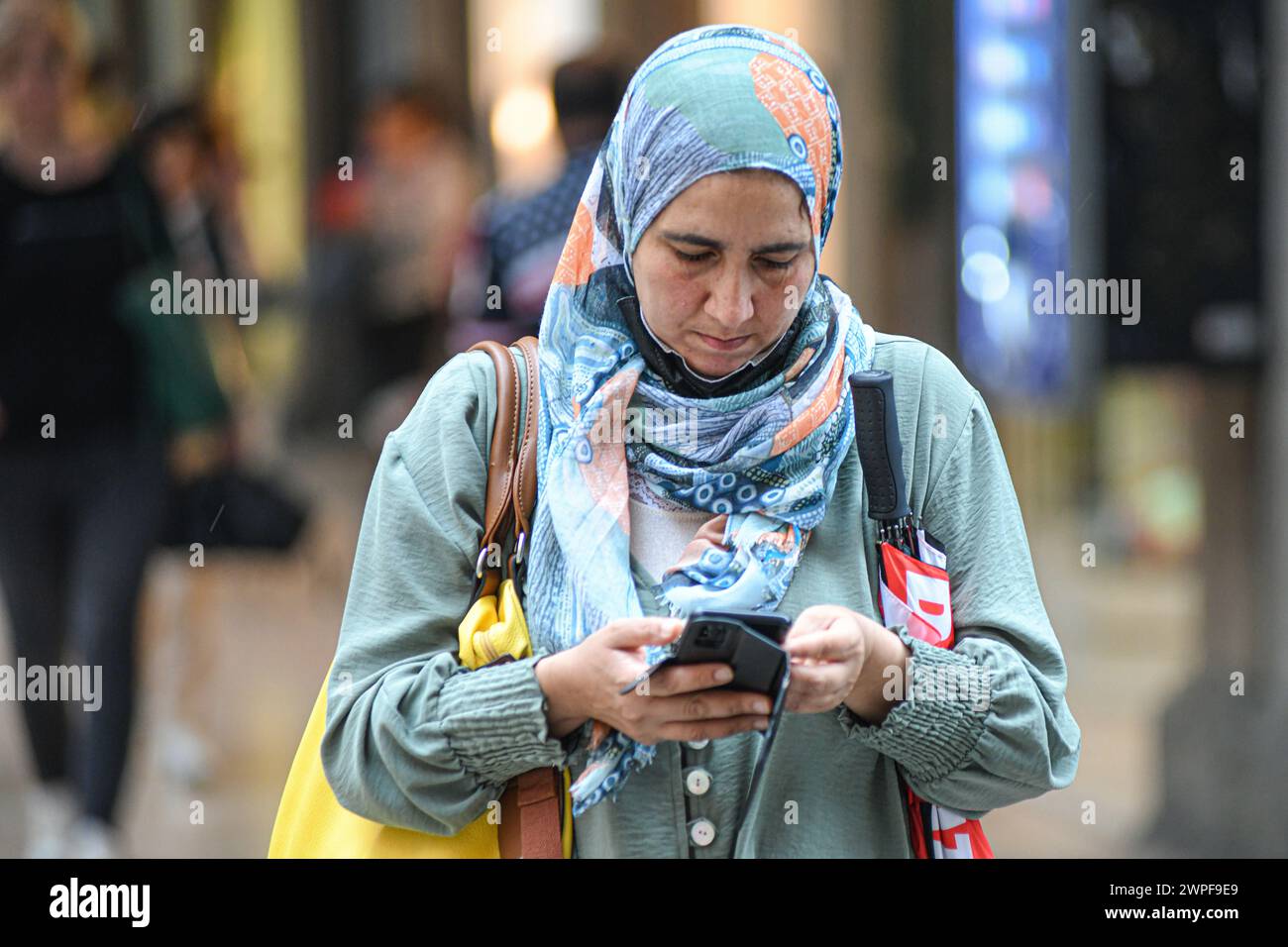 Muslim woman in niqab hi-res stock photography and images - Alamy
