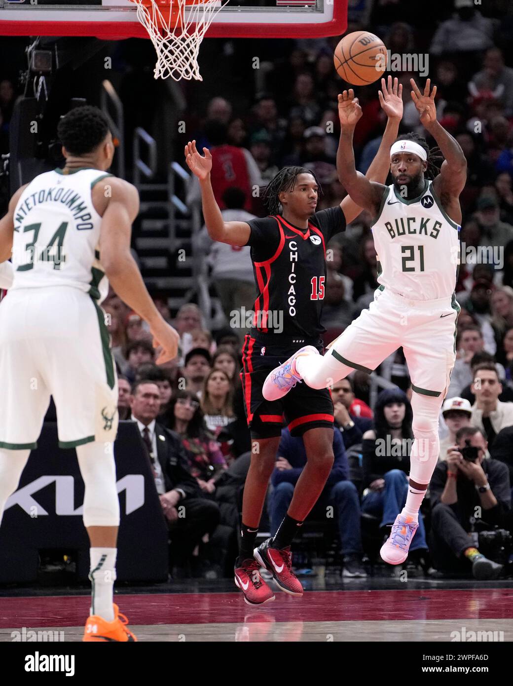 Milwaukee Bucks' Patrick Beverley (21) passes to Giannis Antetokounmpo ...