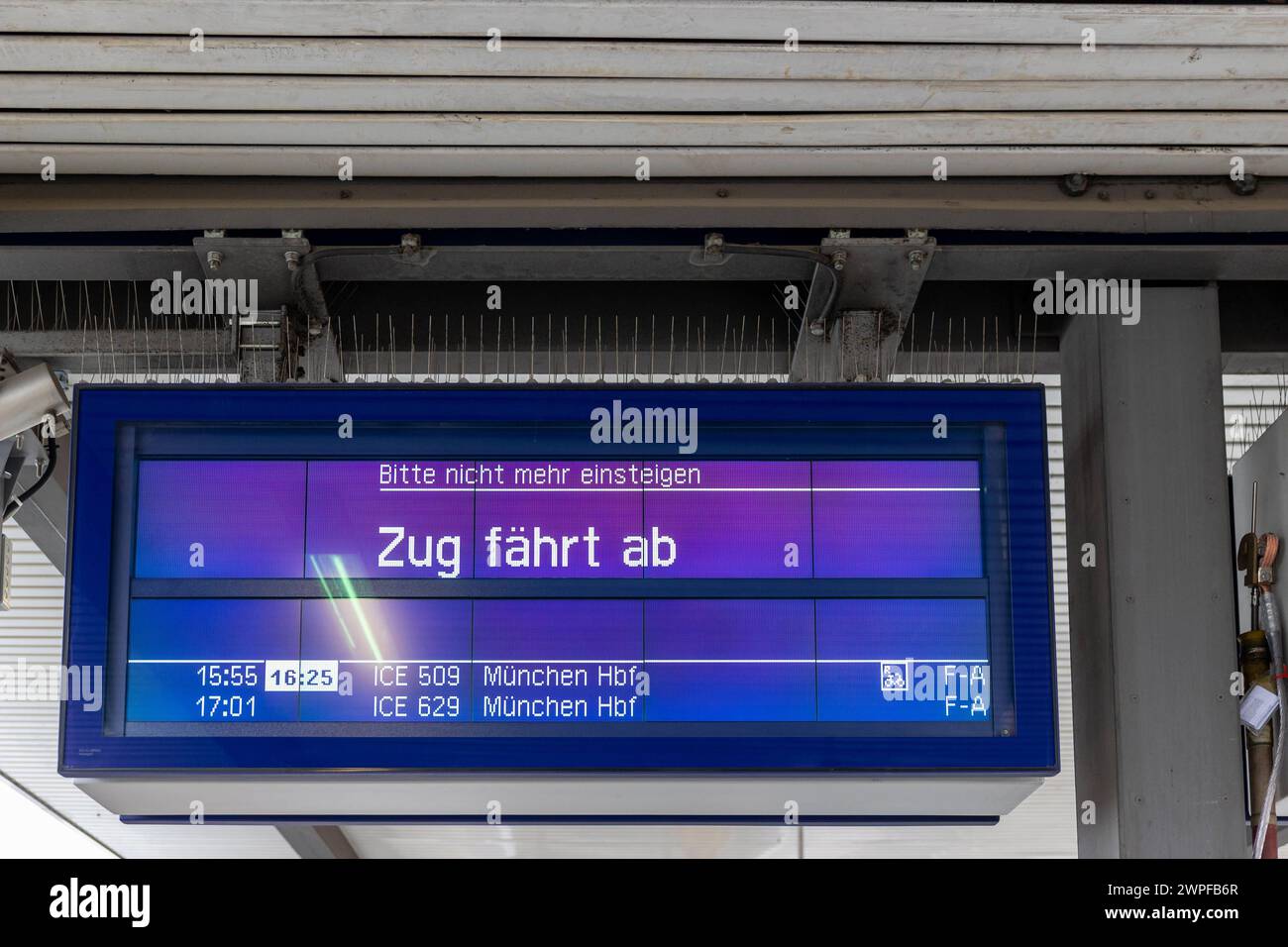 Zug ab bahnsteig hi-res stock photography and images - Alamy