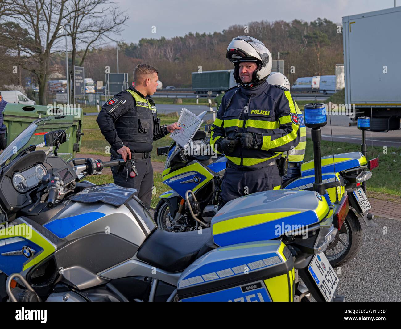 Polizeipraktikum auf LKW-Kontrollstelle an der A2 Polizeibeamte der ...