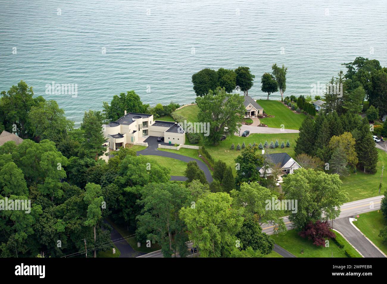 Private residential houses in lakeside suburban sprawl area in ...