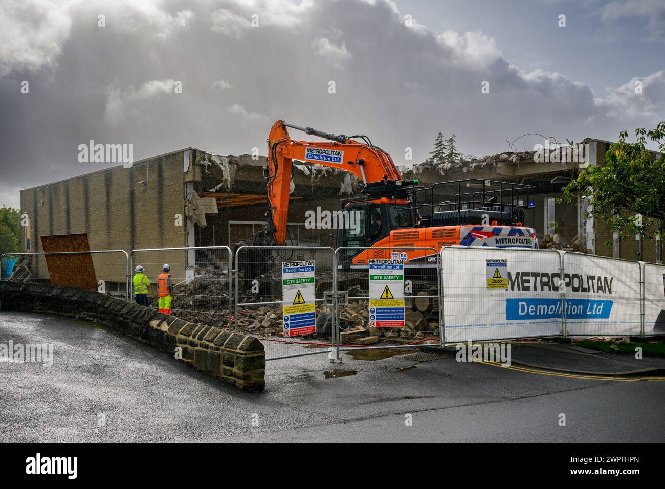 Demolition site (rubble, heavy machinery, building deconstruction ...