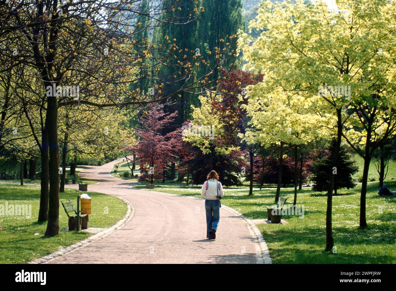 1980s woman walking hi-res stock photography and images - Alamy