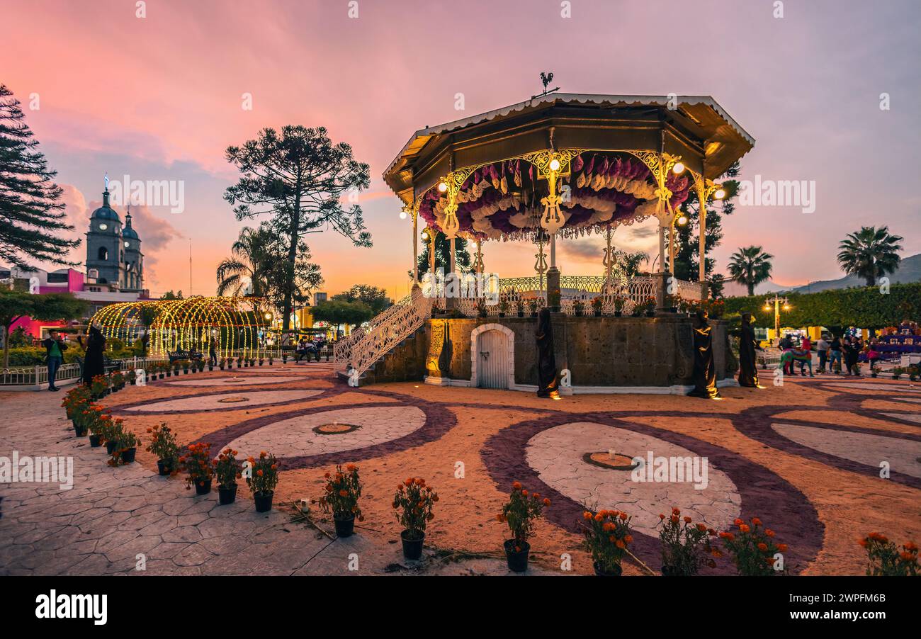 An outdoor park with people enjoying their time Stock Photo - Alamy