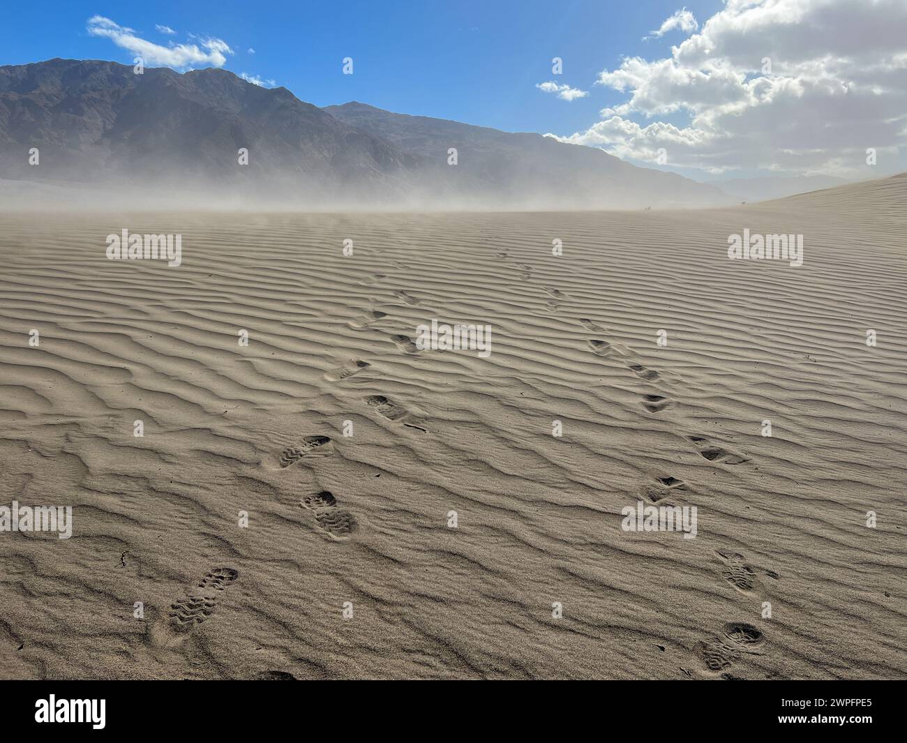 Sandstorm at Mesquite Flat Dunes, Death Valley, with windy conditions ...