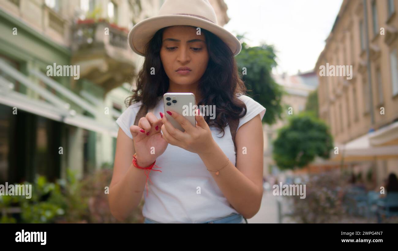 Indian woman looking around searching hi-res stock photography and images - Alamy