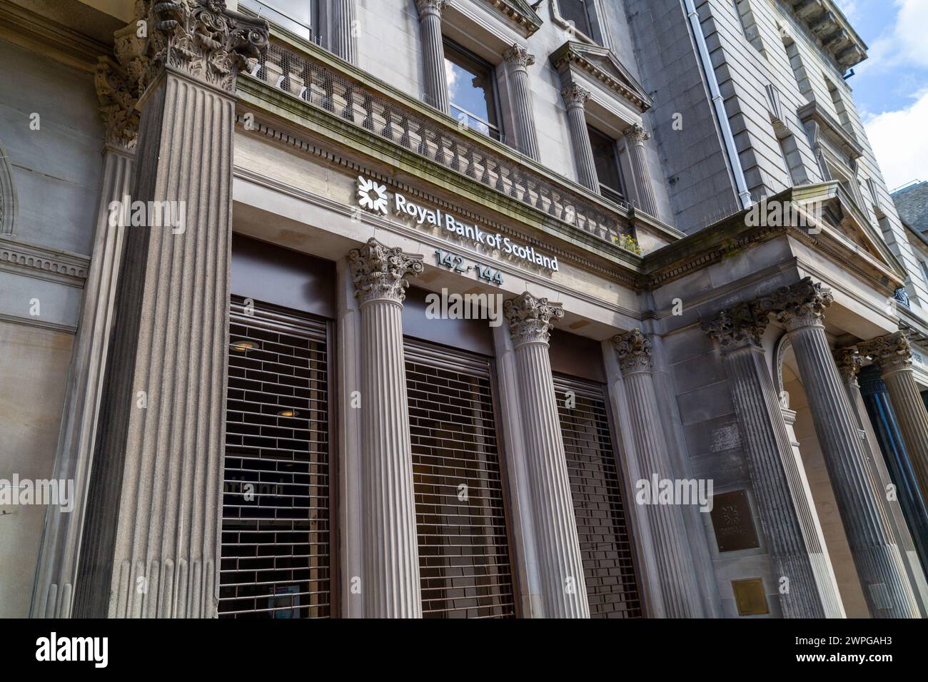 Scotland statue sculpture bank building hi-res stock photography and ...