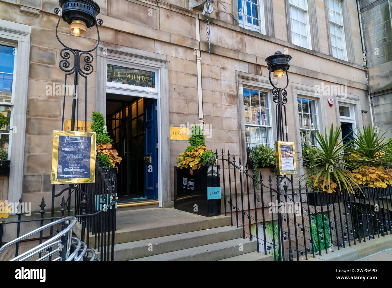 Edinburgh tram advertising hi-res stock photography and images - Alamy