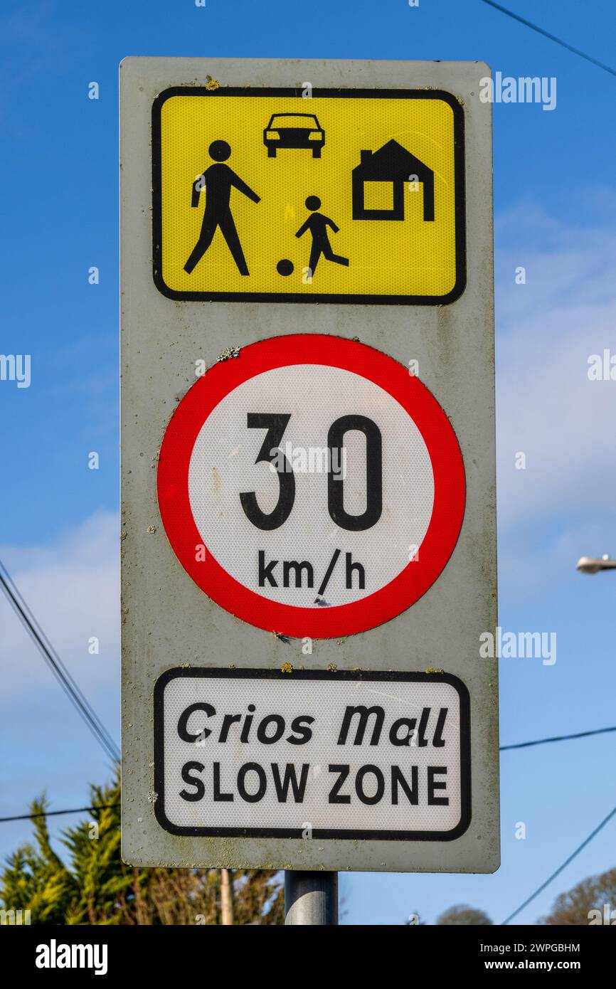 Slow zone sign hi-res stock photography and images - Alamy
