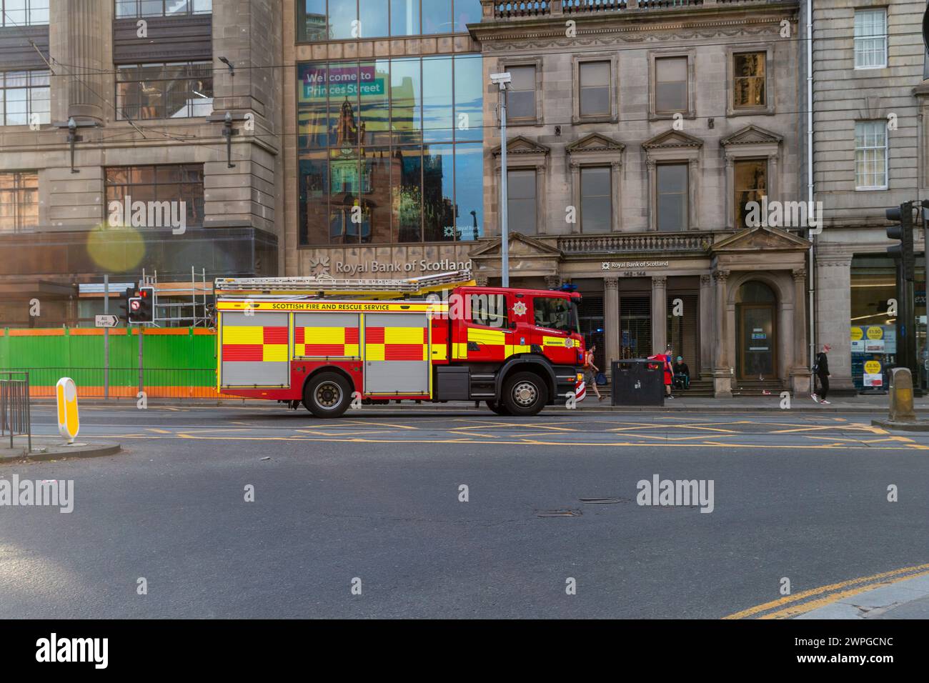 Edinburgh fire engine hi-res stock photography and images - Alamy