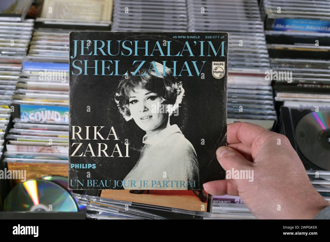 Single: Rika Zarai - Jerushalaim shel zahav Stock Photo - Alamy