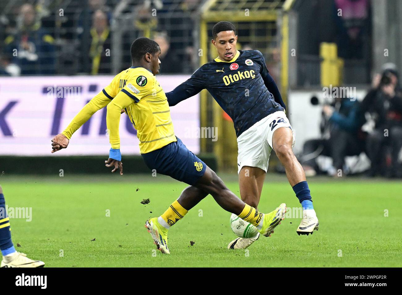BRUSSELS - (l-r) Noah Sadiki of Royale Union Saint-Gilloise, Jayden ...