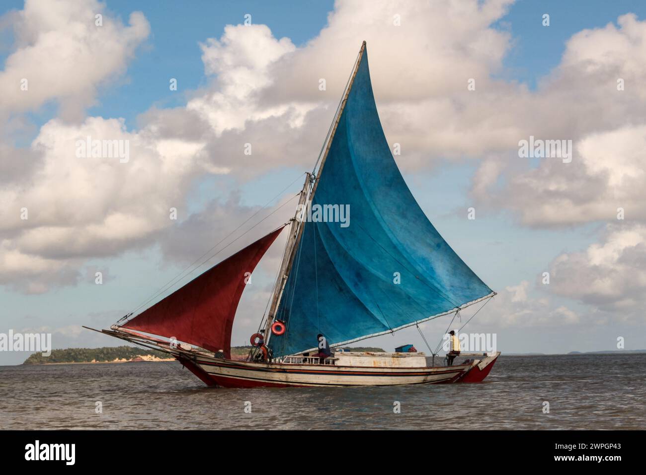 Barco tradicional de pesca hi-res stock photography and images - Alamy