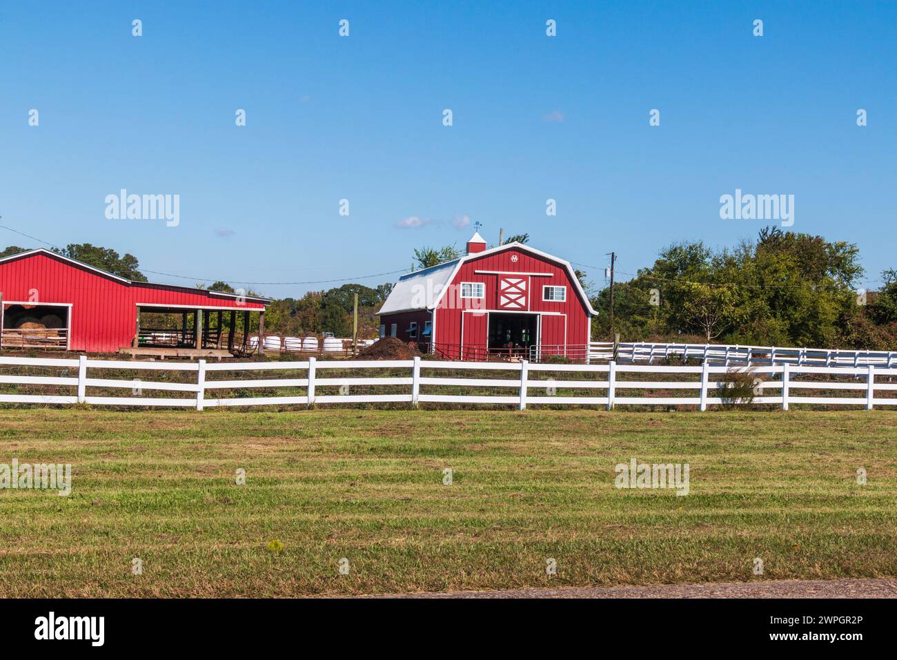 Red Barn on Farm on Colonial Parkway near Jamestown Settlement in ...