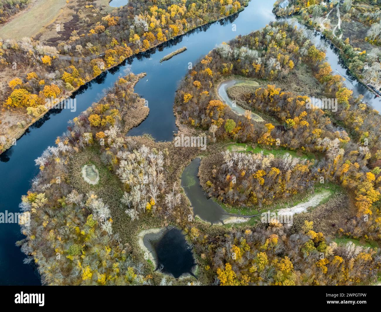 Wooded waterfront landscape hi-res stock photography and images - Alamy