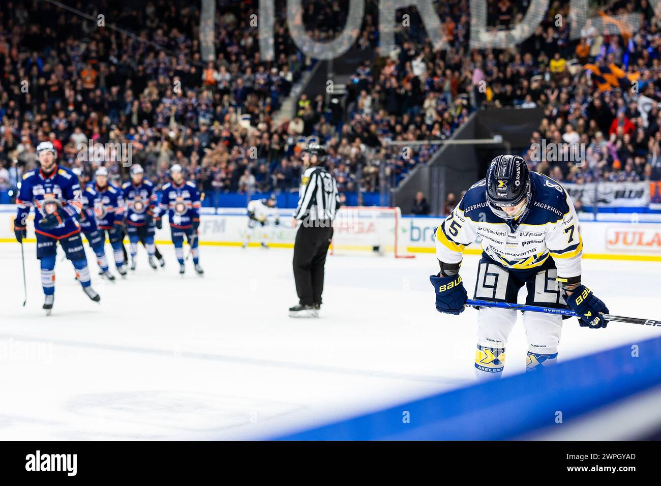 240307 HV71s Radan Lenc deppar efter Växjös 4-2 mål under ishockeymatchen i SHL mellan Växjö och ...