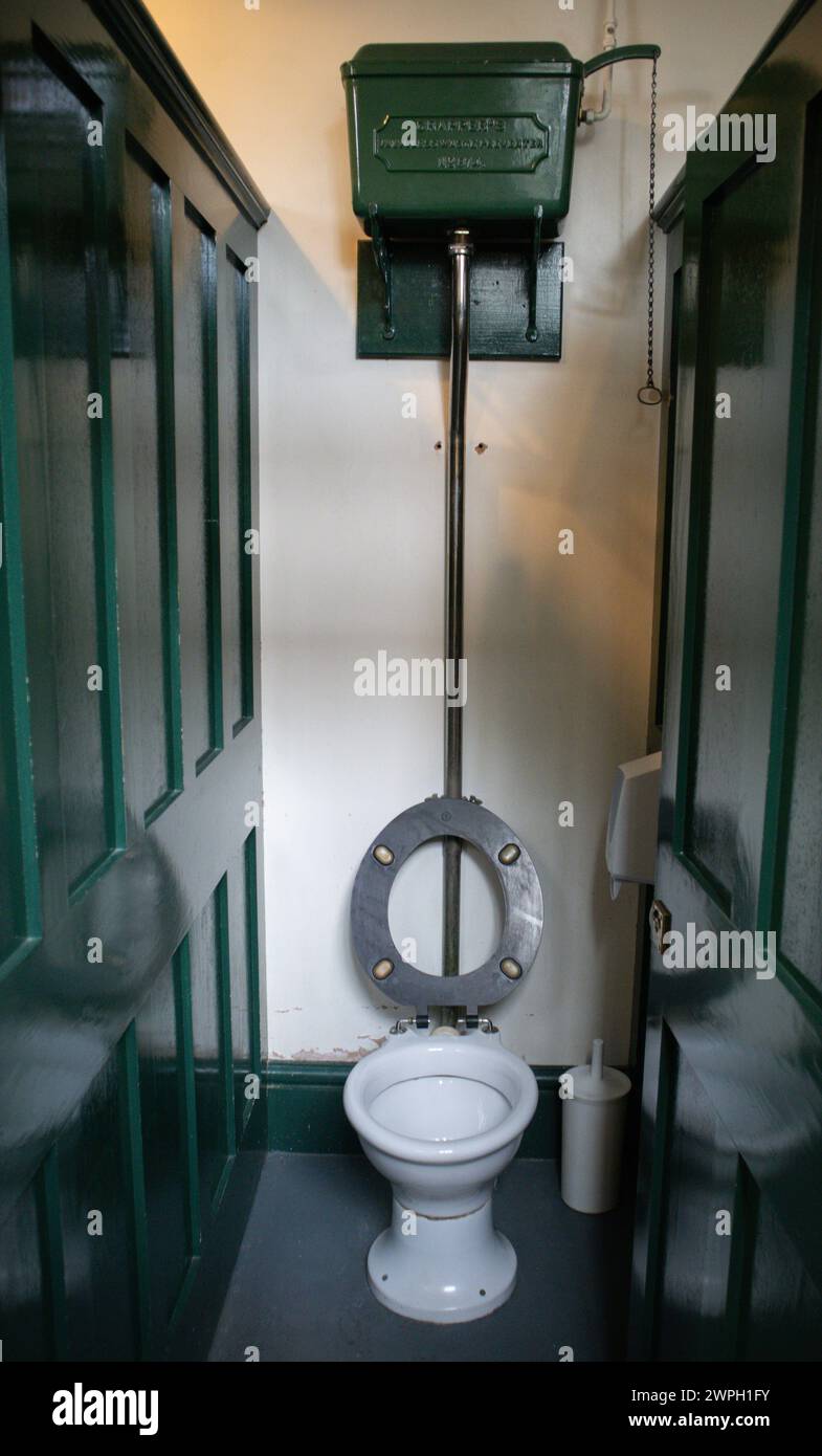 Thomas crapper toilet hi-res stock photography and images - Alamy