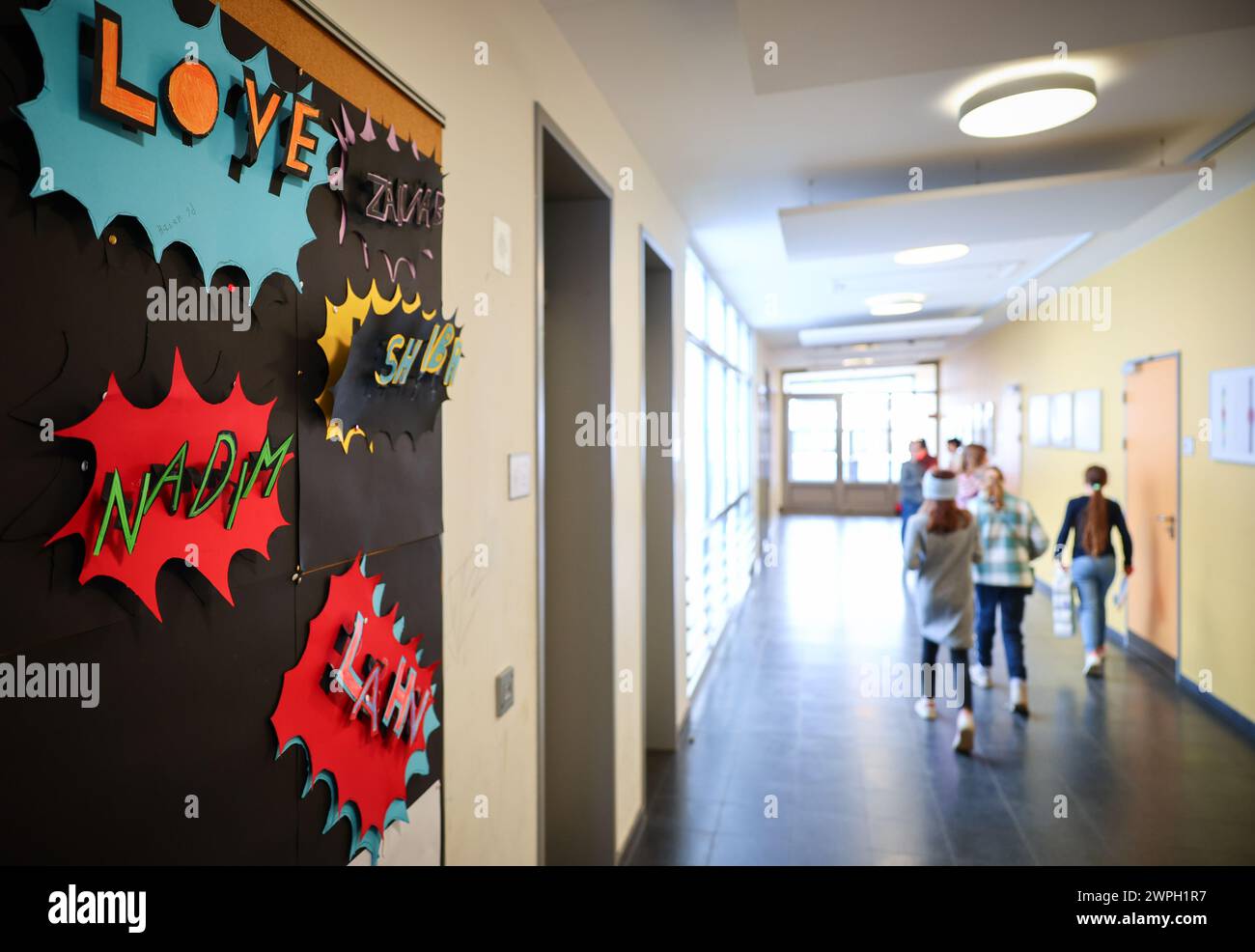 Hamburg, Germany. 07th Mar, 2024. Pupils at a district school walk ...