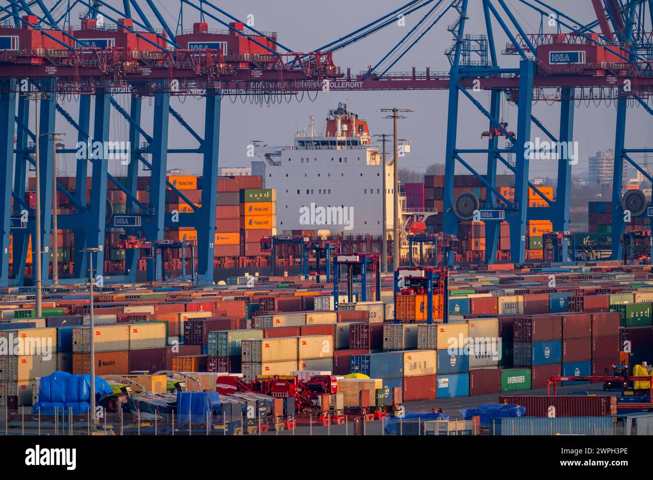 Containerterminal Tollerort, Containerschiffe werden be- und entladen ...