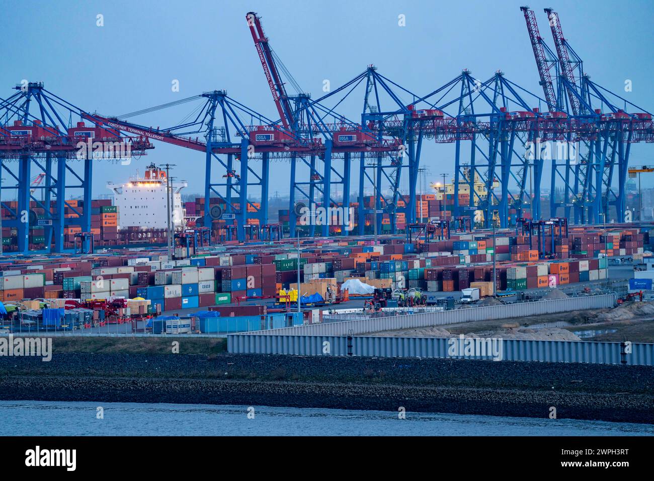 Containerterminal Tollerort, Containerschiffe werden be- und entladen ...