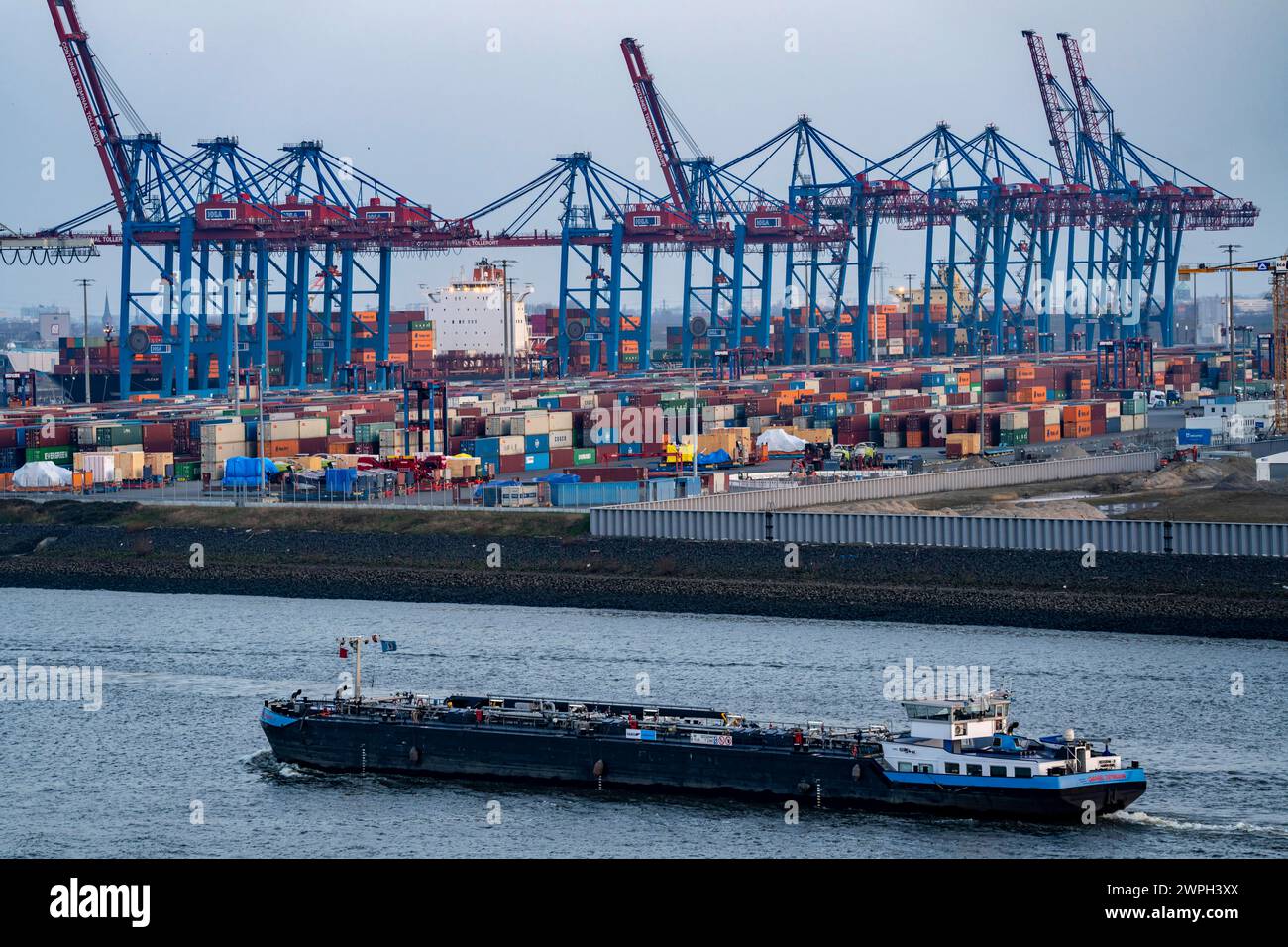 Containerterminal Tollerort, Containerschiffe werden be- und entladen ...