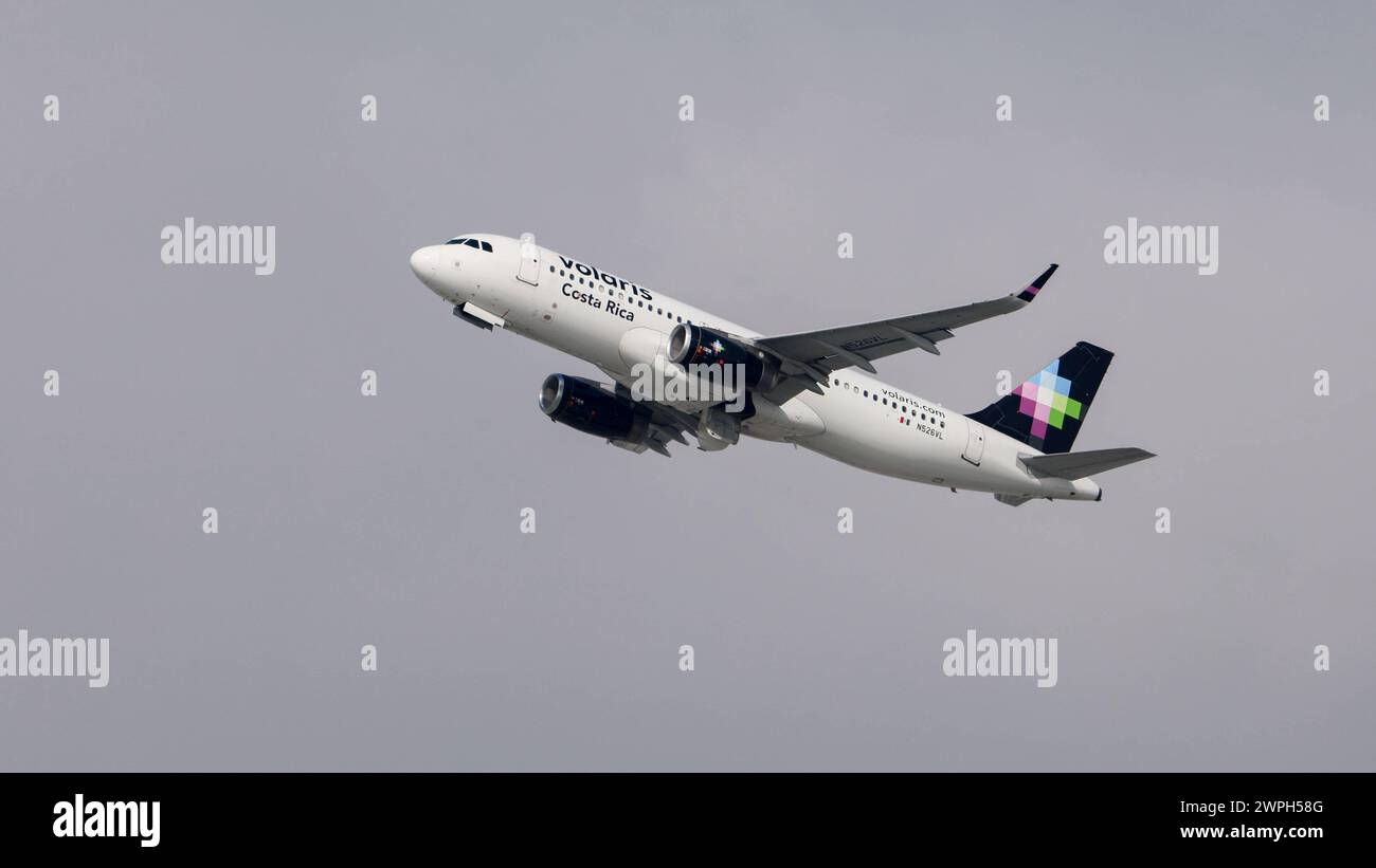 N526VL Volaris Airbus A320-233 am Los Angeles International Airport LAX ...