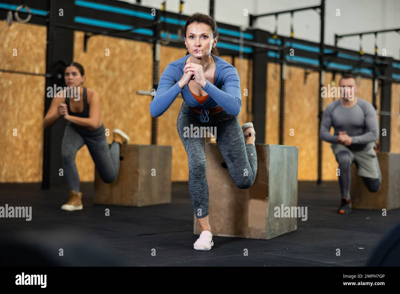 Adult woman training her legs in gym Stock Photo - Alamy