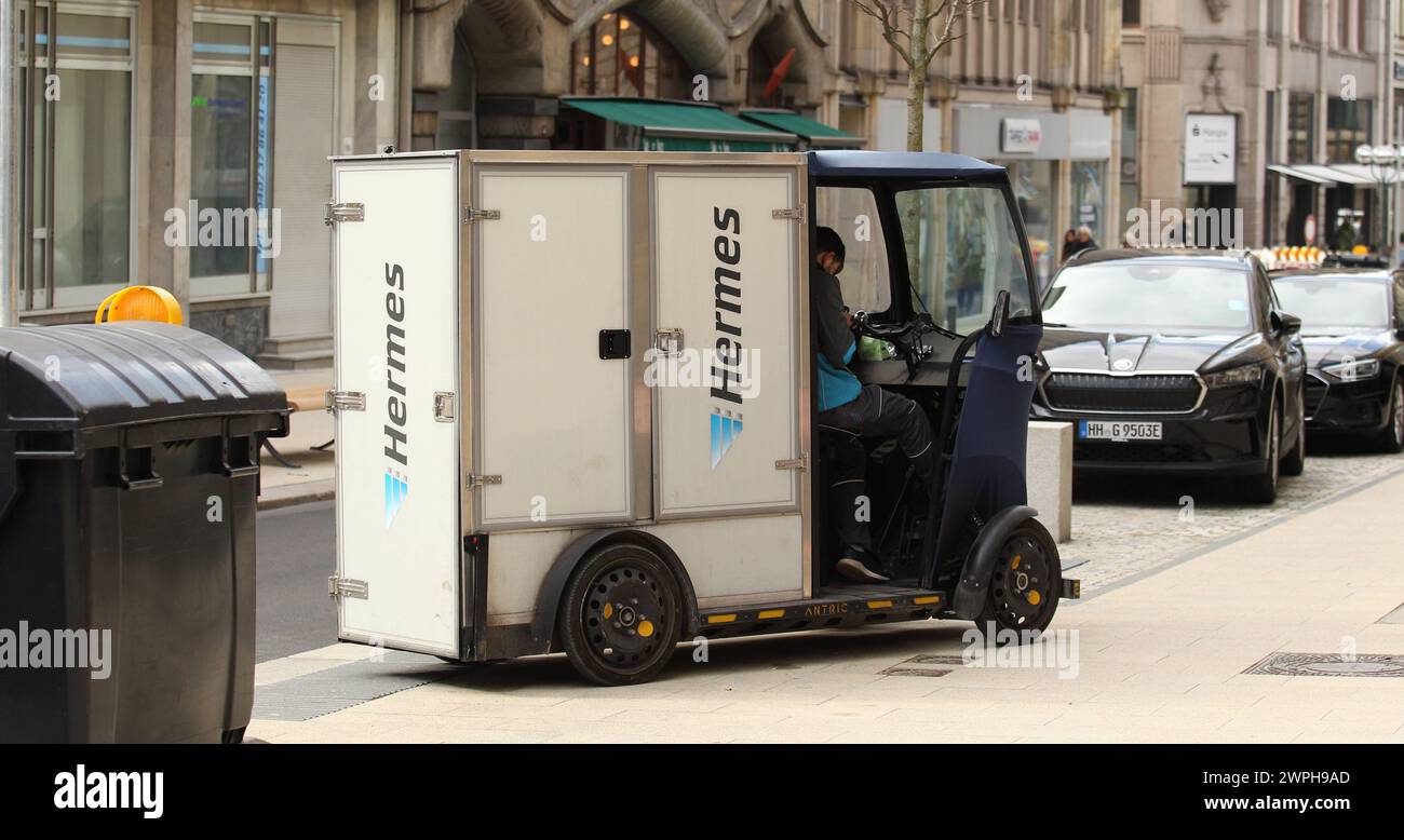 Ein Transportfahrzeug von Hermes steht in einer Nebenstraße in der ...