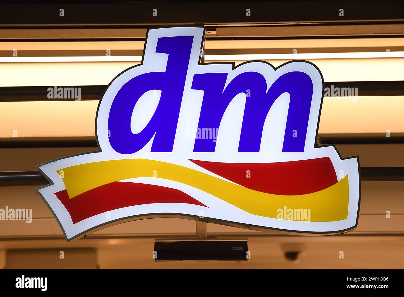 Logo dm-drogerie markt dm ist eine deutsche Drogeriemarktkette mit Sitz ...