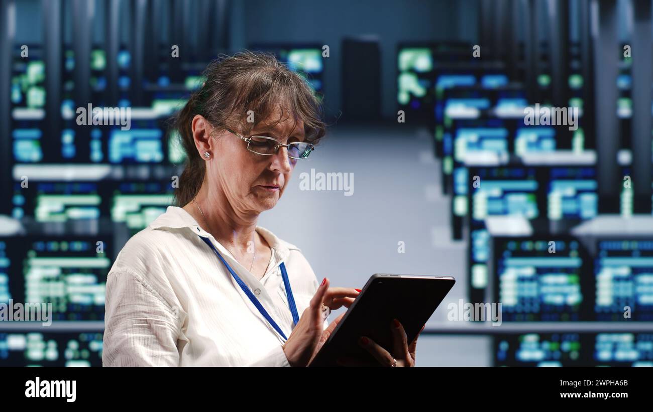 Data center upgrades hi-res stock photography and images - Alamy