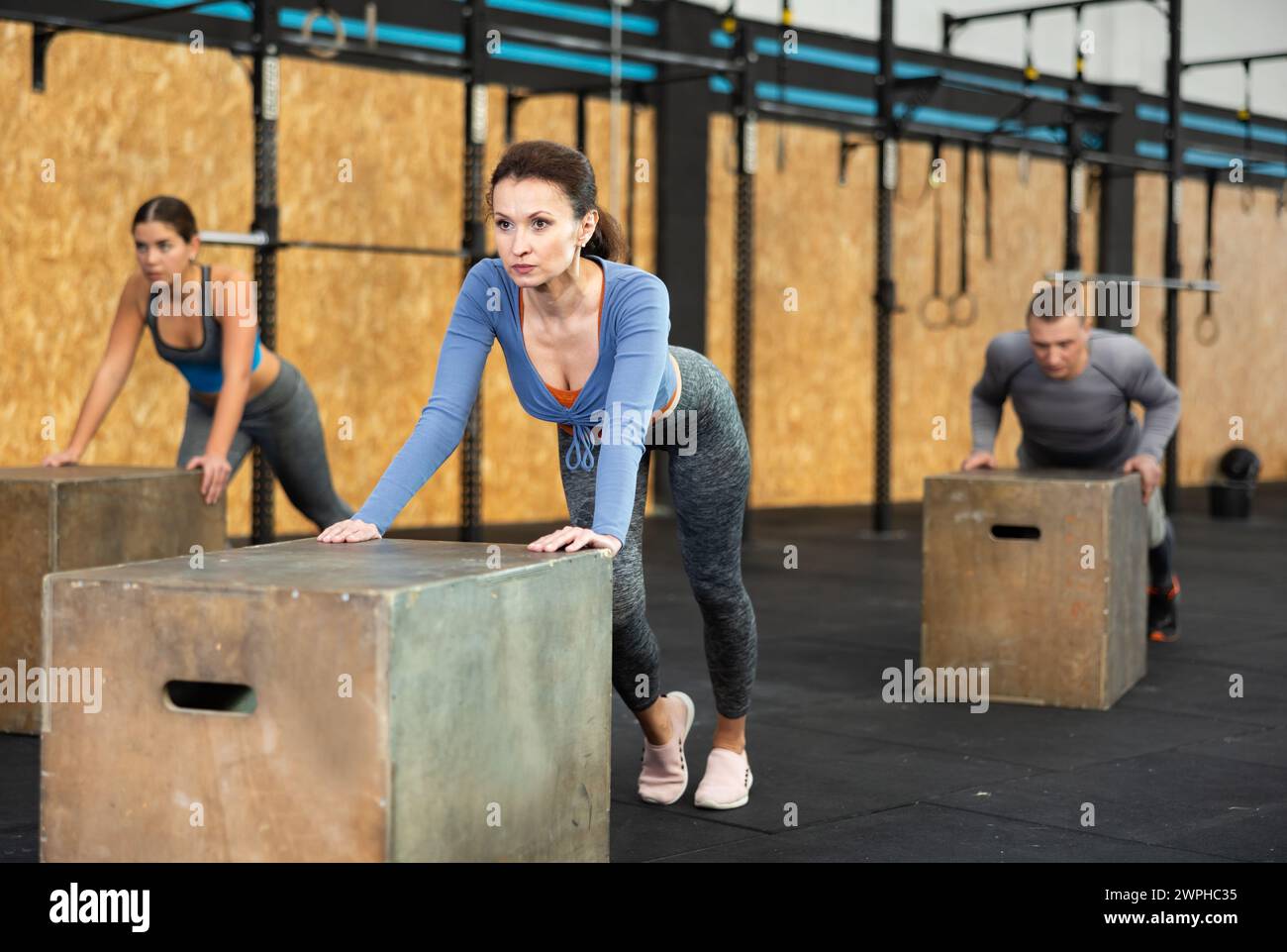 Focused woman doing cross fit in gym. Active training Stock Photo - Alamy