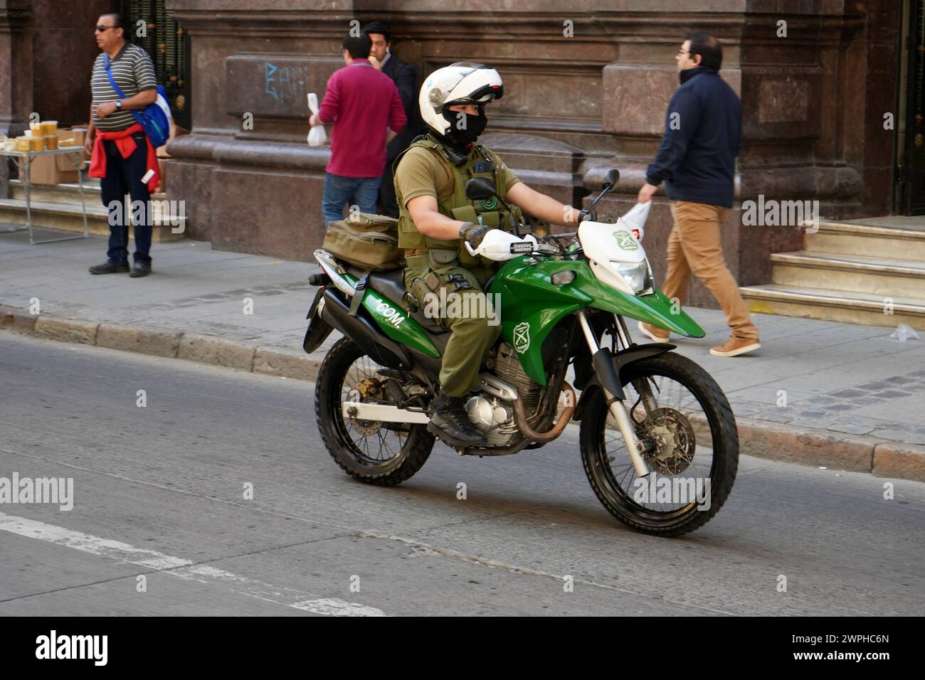 Policeman on motorcycle hi-res stock photography and images - Alamy