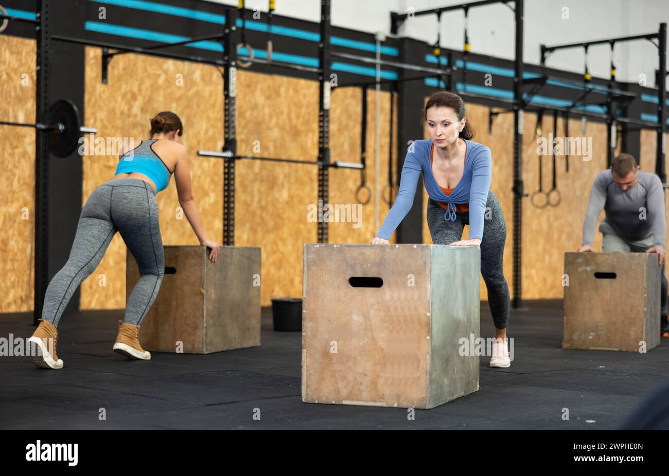 Focused woman doing cross fit in gym. Active training Stock Photo - Alamy