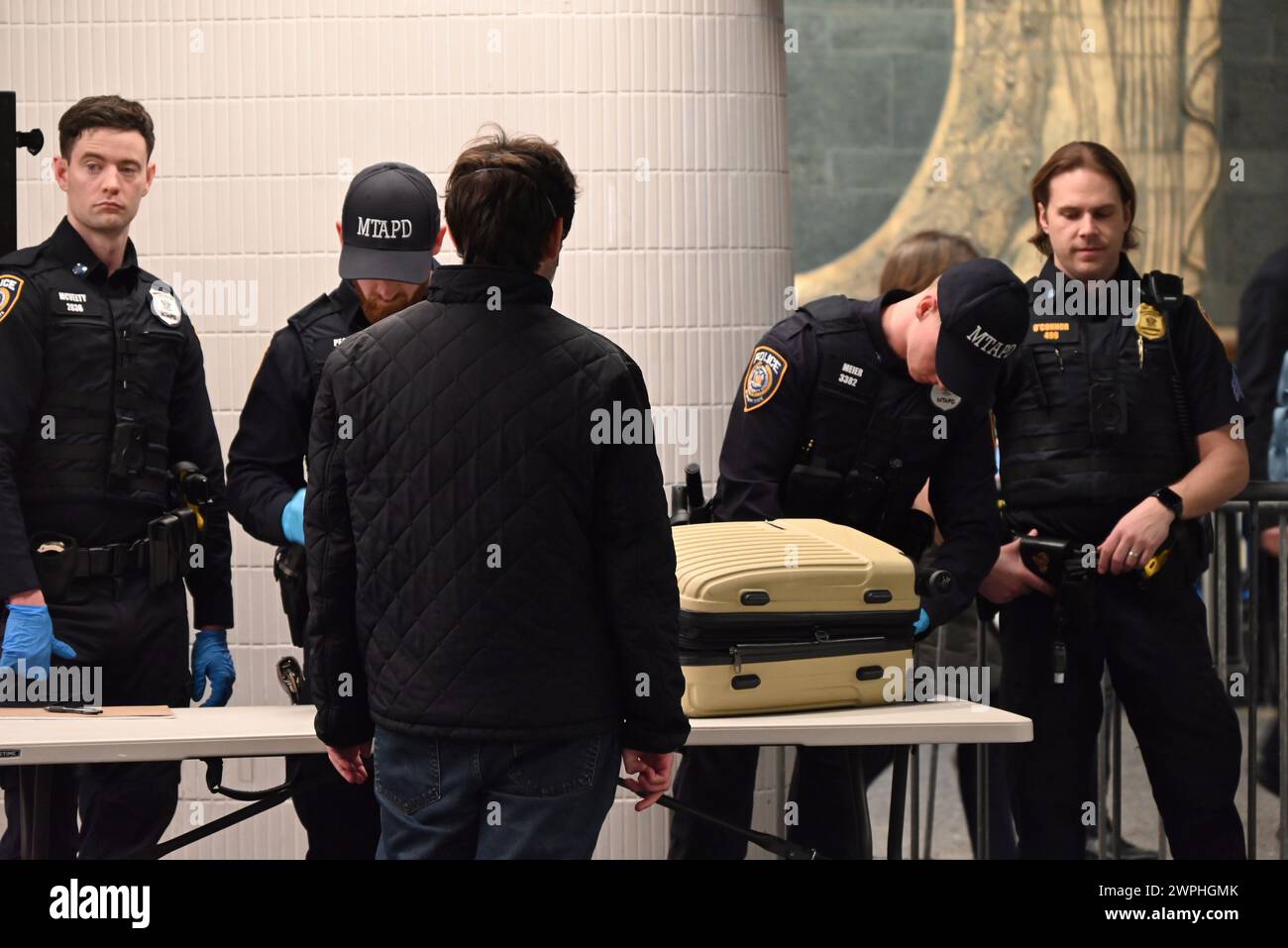 Mta police hi-res stock photography and images - Alamy