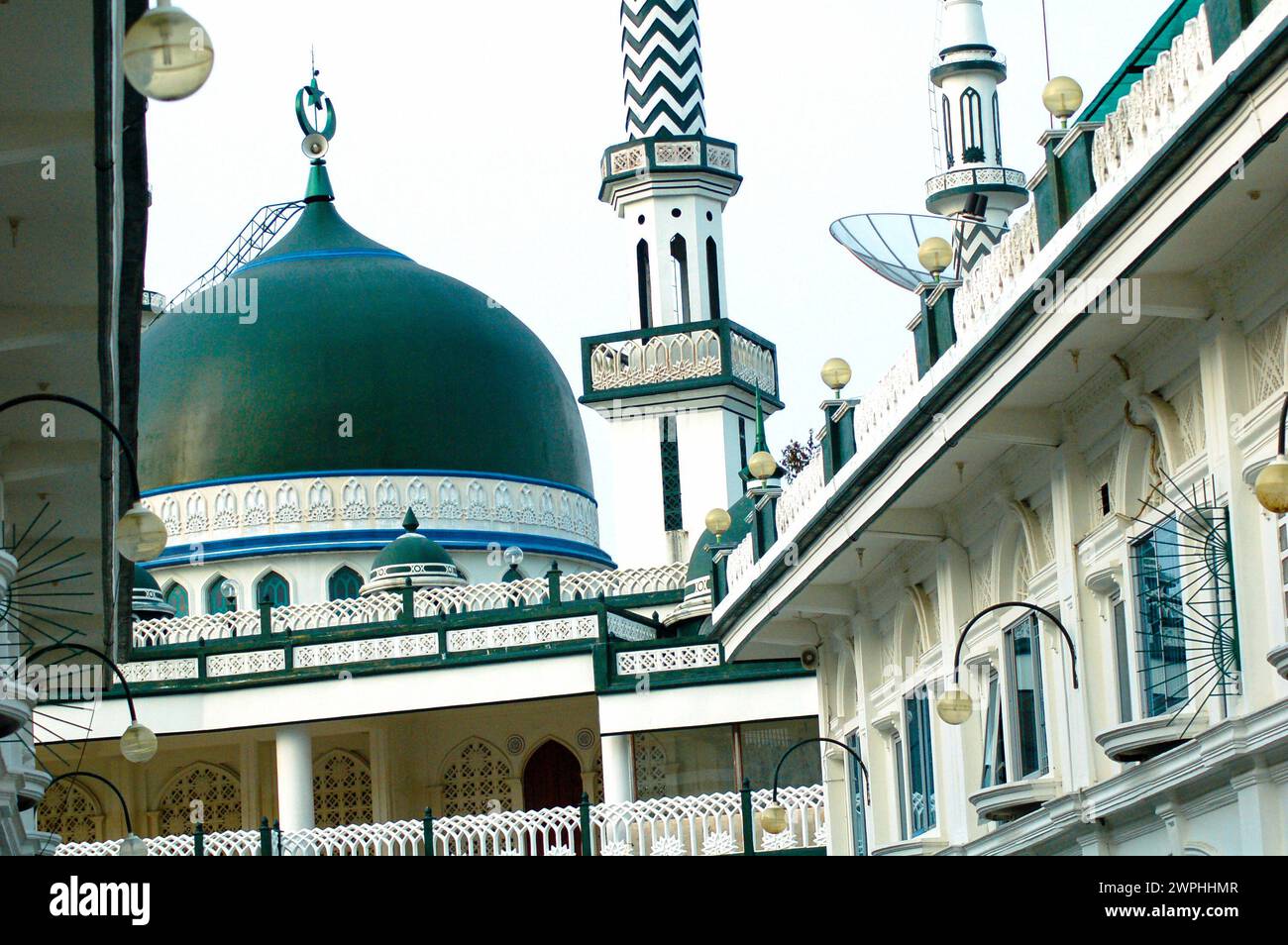 Mosque Exterior Architecture Stock Photo - Alamy