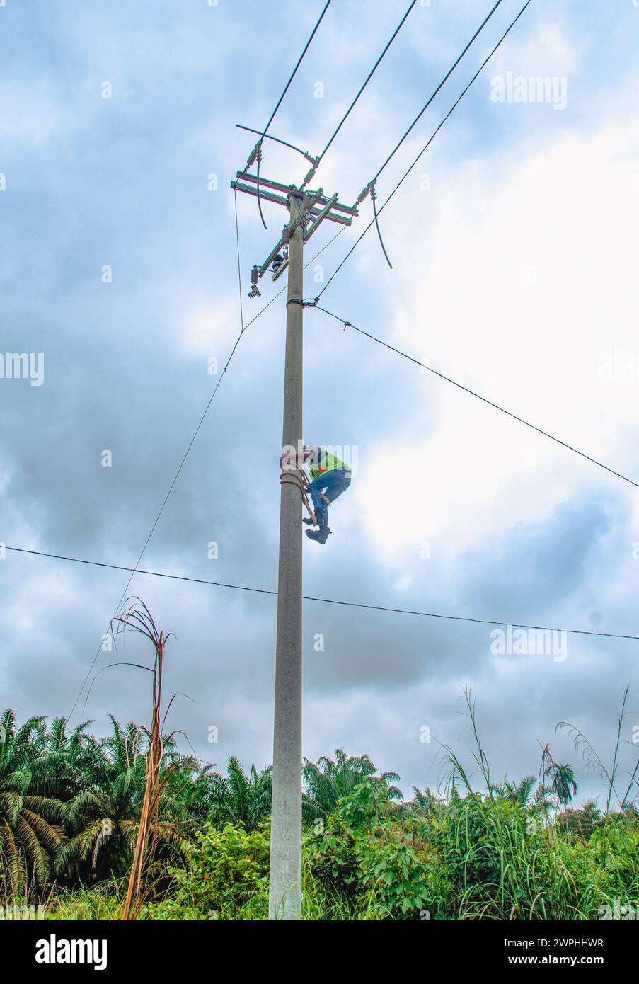 Worker climbing utility pole hi-res stock photography and images - Alamy