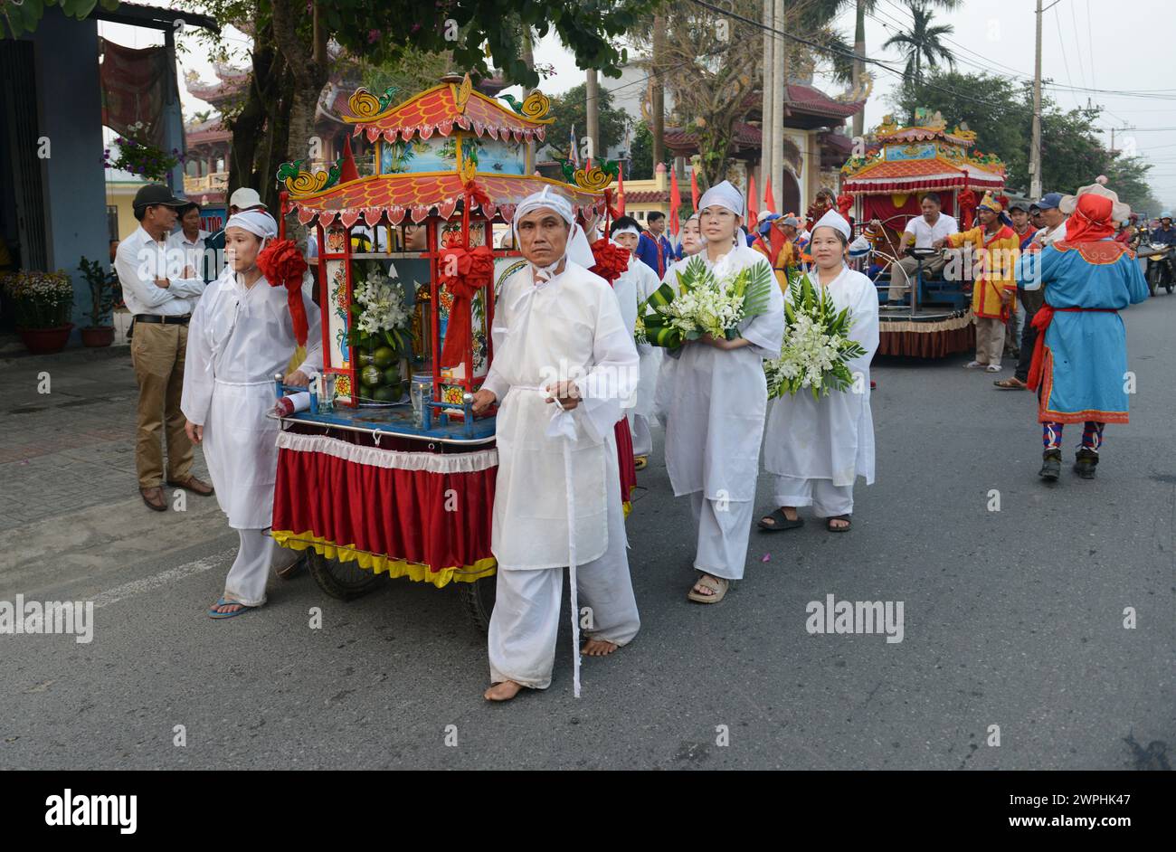 Traditional vietnamese funeral procession hi-res stock photography and images - Alamy