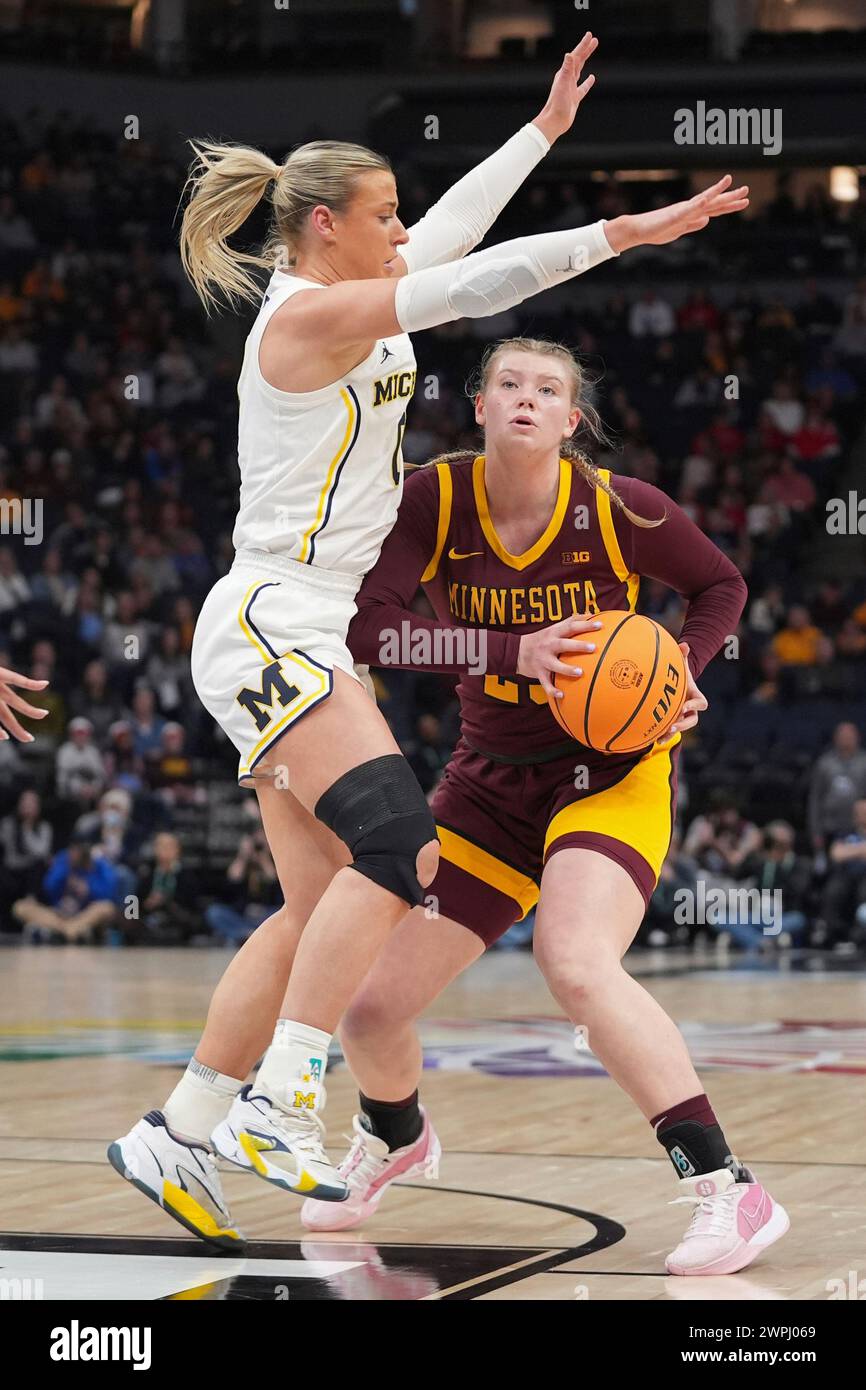 Minnesota guard Grace Grocholski, right, is defended by Michigan guard ...
