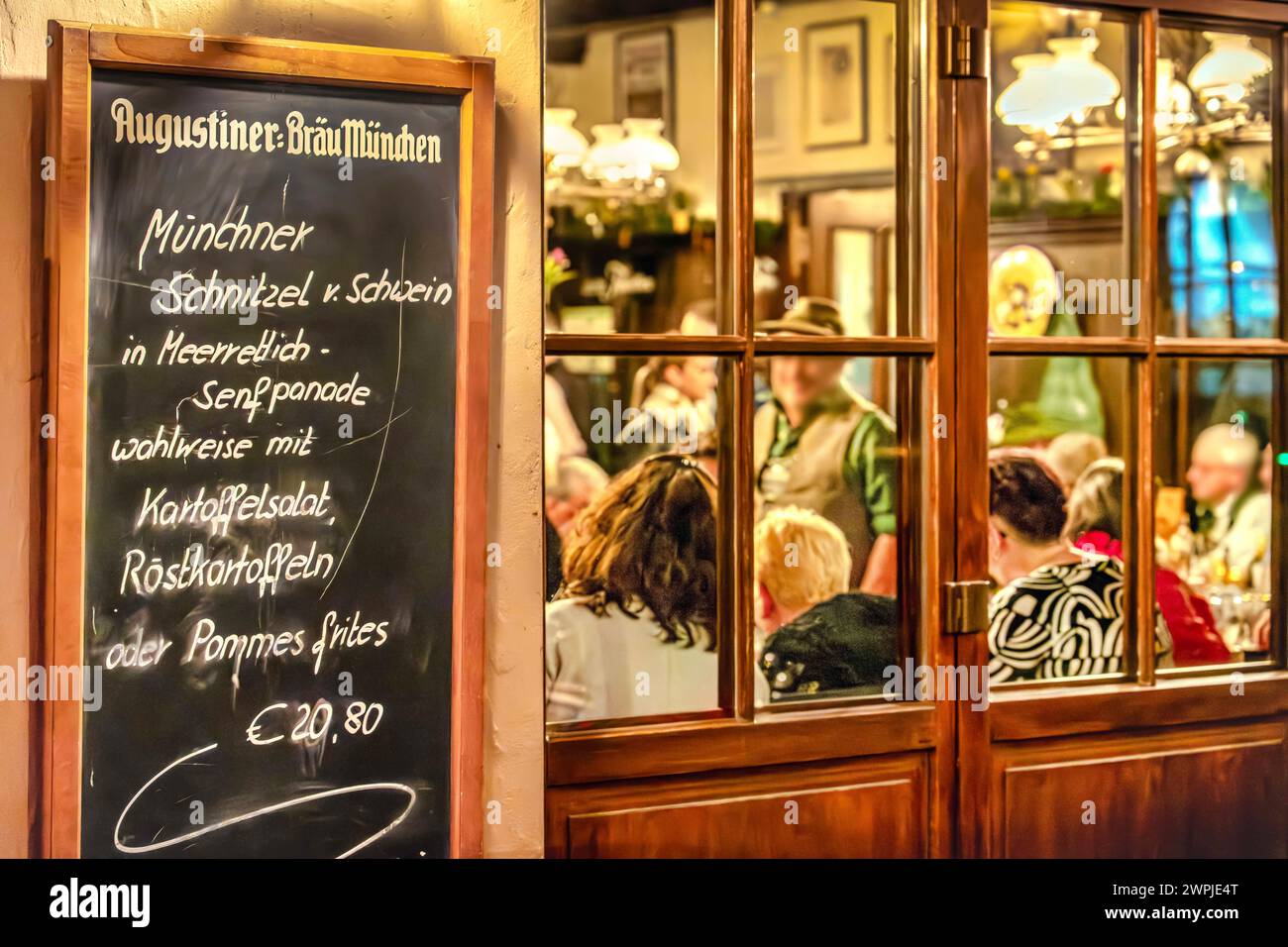 Speisetafel beim Augustiner, Angebot Münchner Schnitzel, volles ...