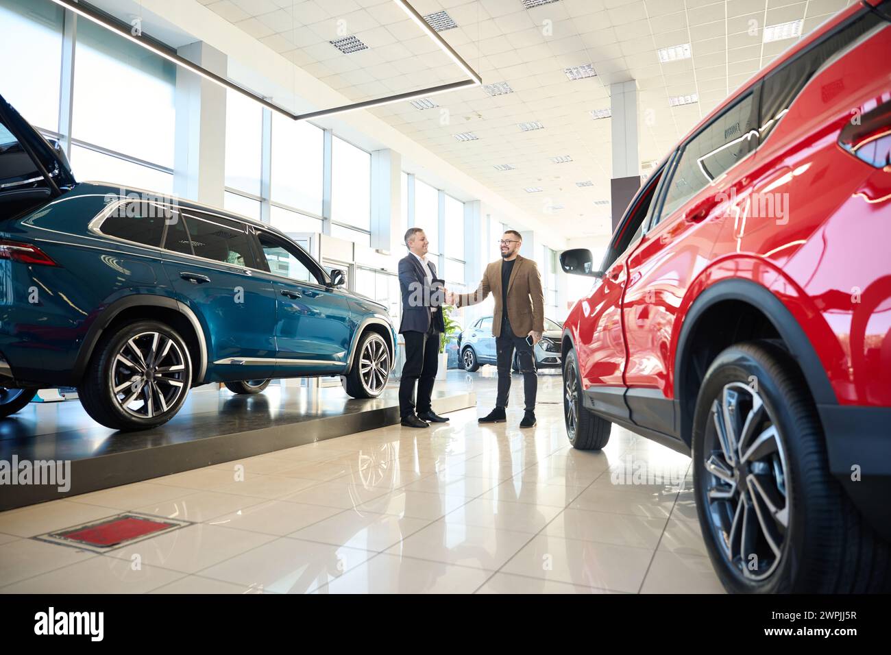 Salesman shakes hands customer car hi-res stock photography and images ...